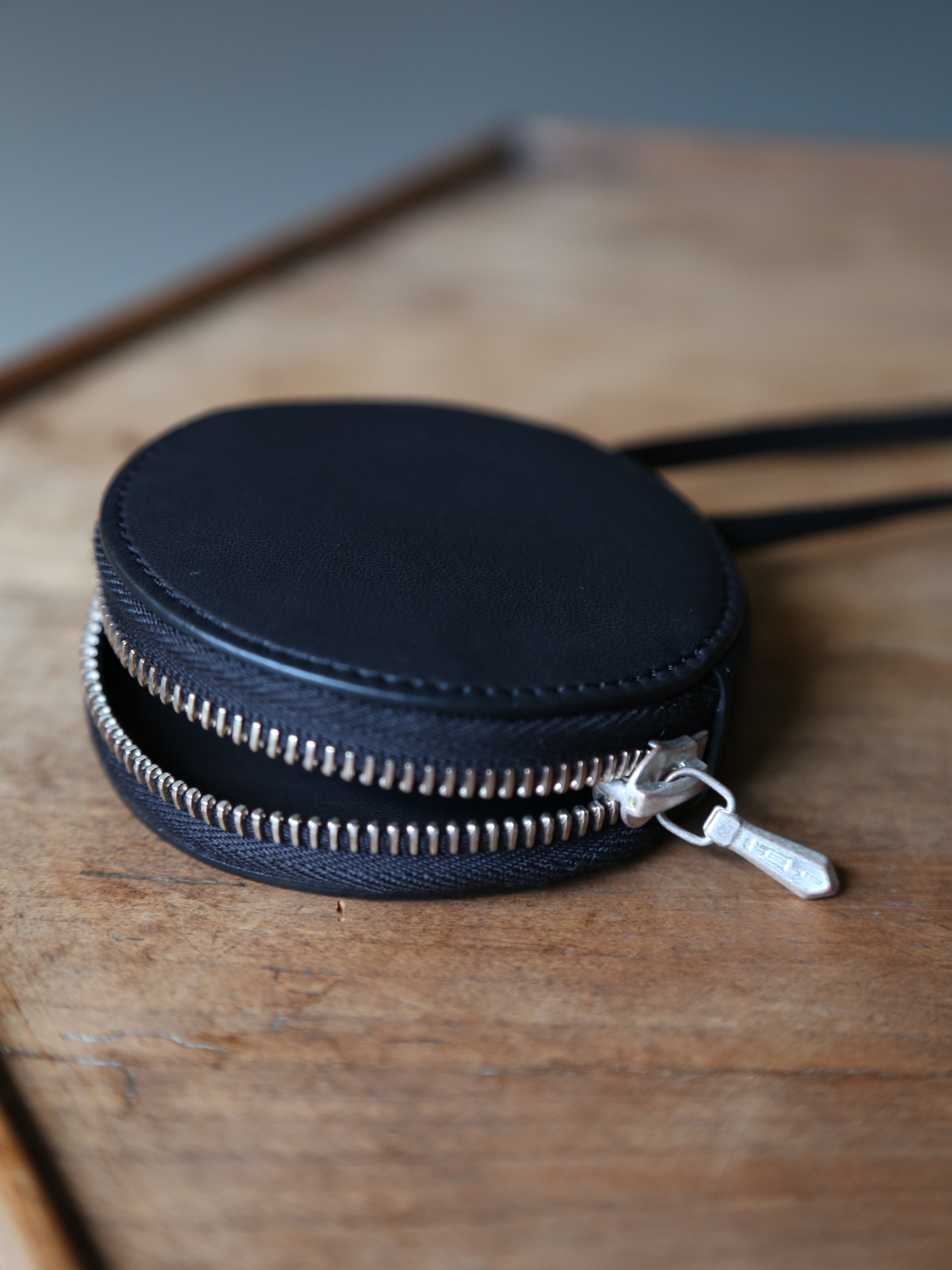 LAMB LEATHER NECK WALLET – End on End.